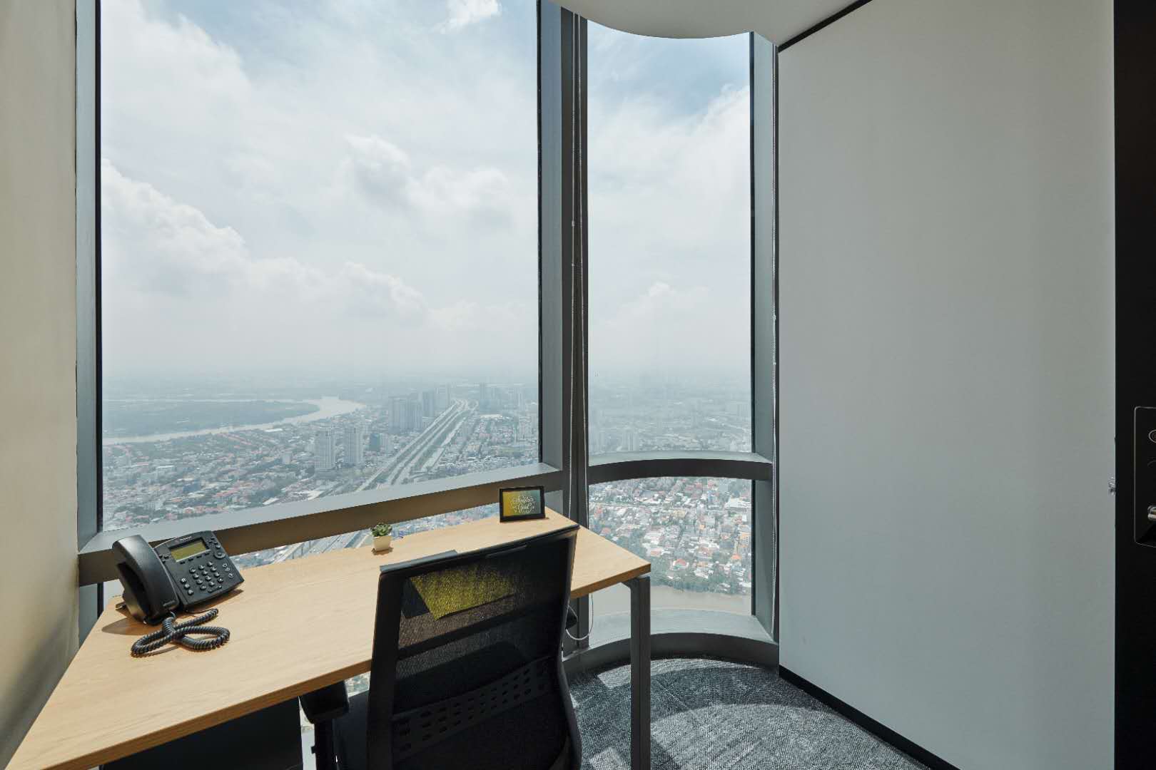Landmark 81 – Office with Private Desk for 1-6 PAX – TALENT