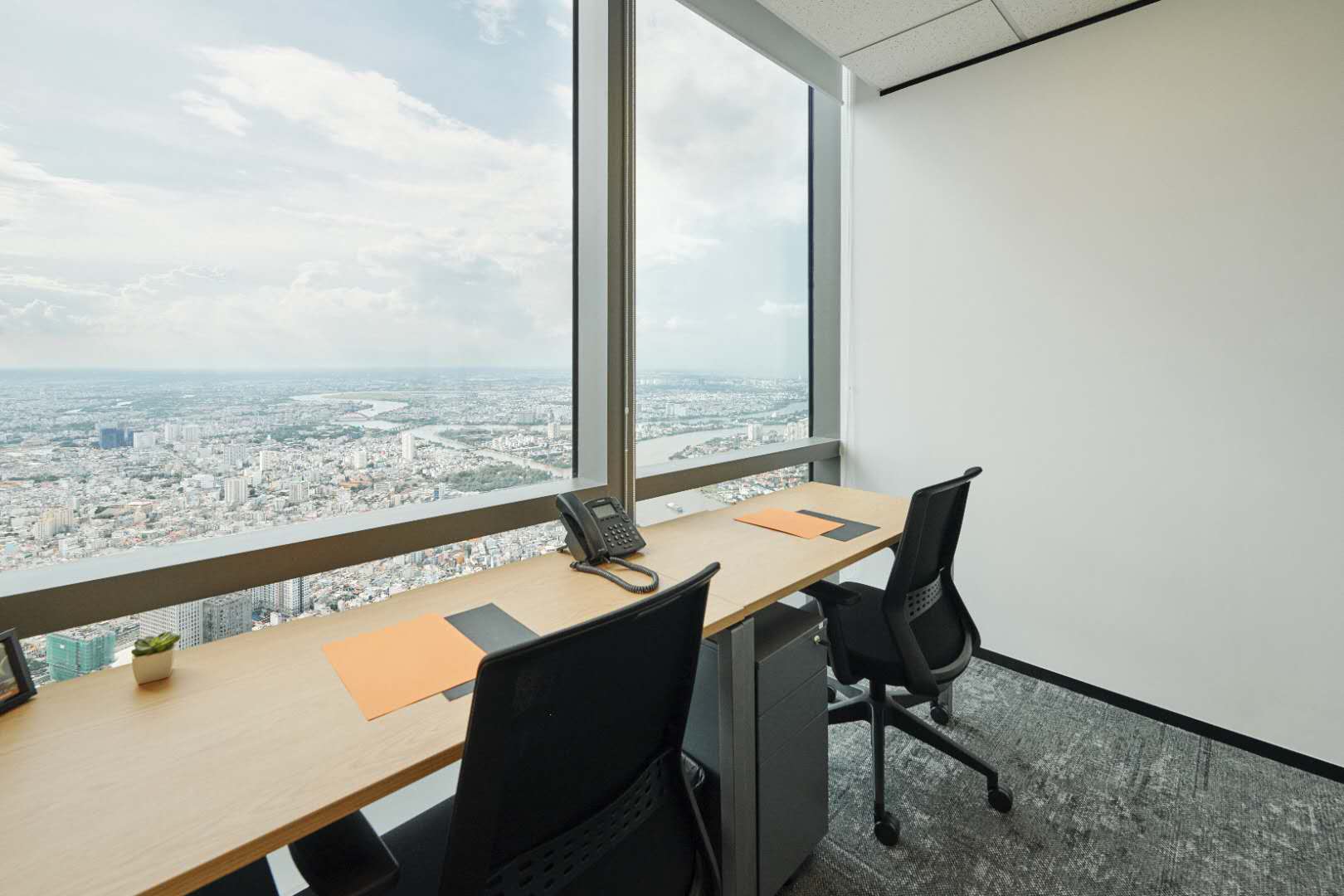 Landmark 81 – Office with Private Desk for 1-6 PAX – TALENT